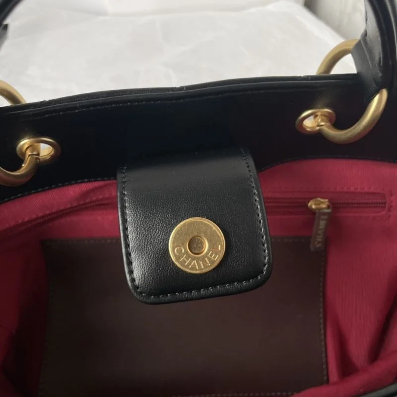 Low-cost Chanel Shopping Bags