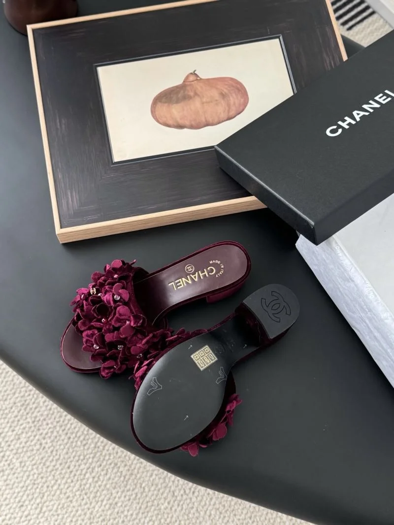 Top mirror Chanel Slippers