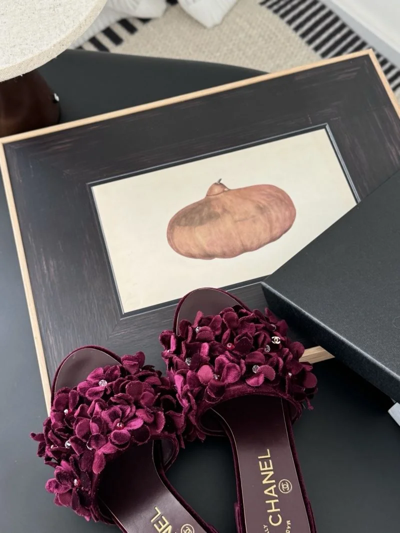 Top mirror Chanel Slippers