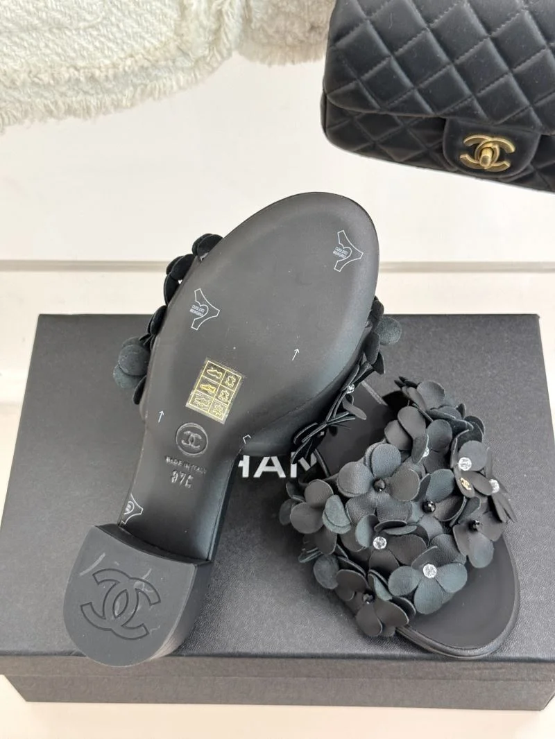 Top mirror Chanel Slippers