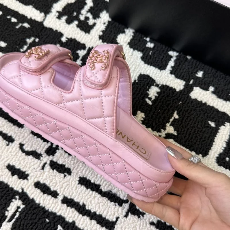 Low-cost Chanel Slippers