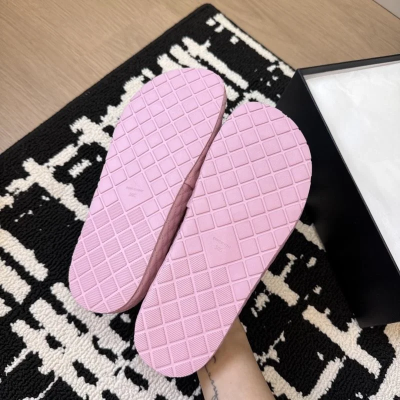 Low-cost Chanel Slippers