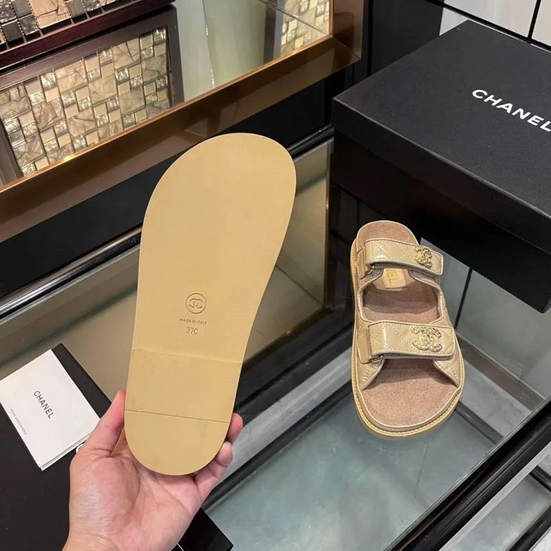 Top mirror Chanel Slippers