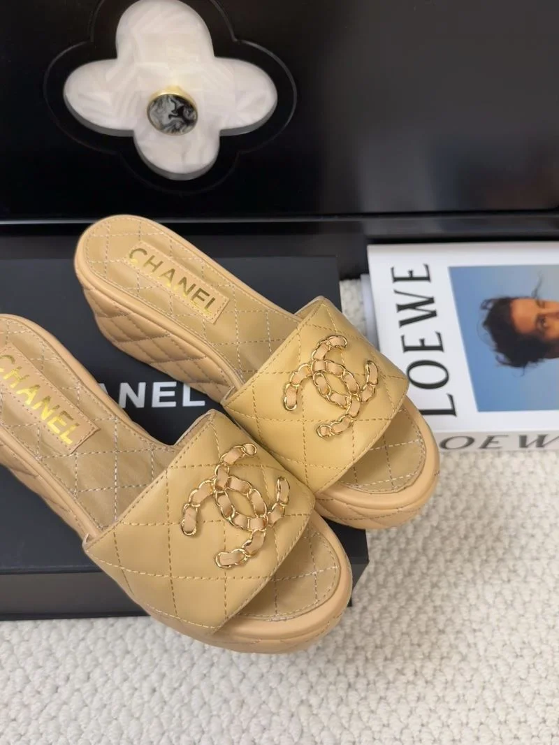 Low-cost Chanel Slippers