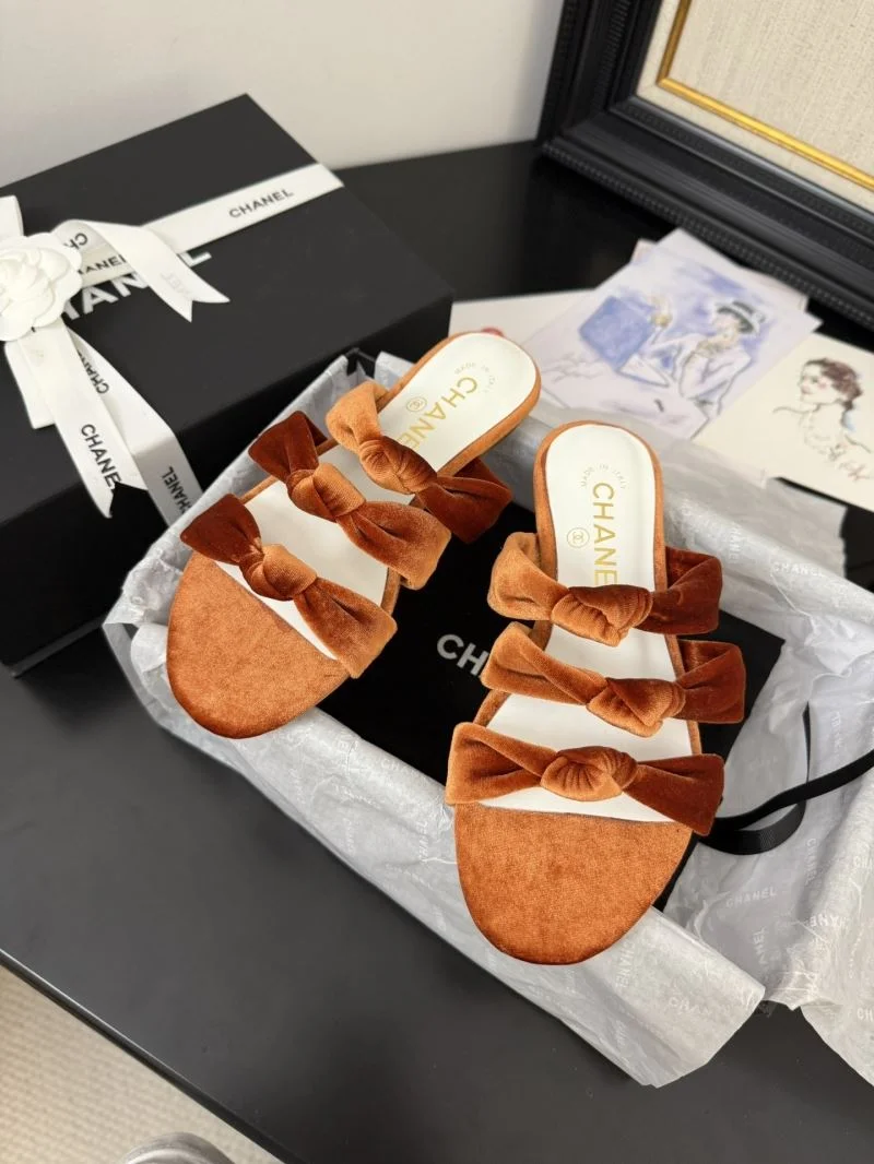 Top mirror Chanel Slippers