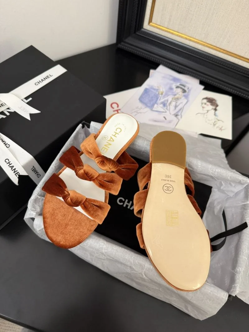 Top mirror Chanel Slippers