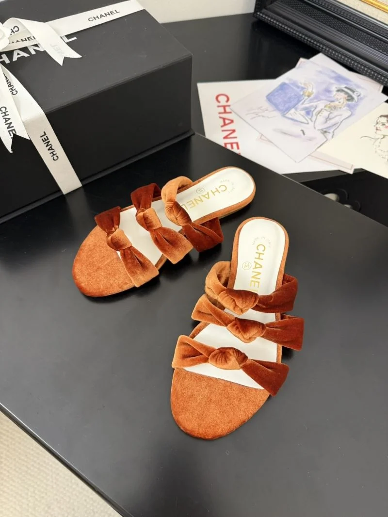 Top mirror Chanel Slippers