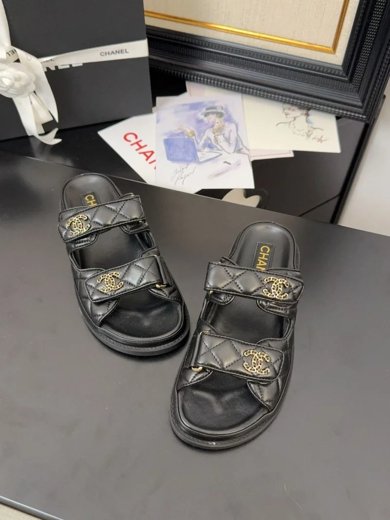 Low-cost Chanel Slippers