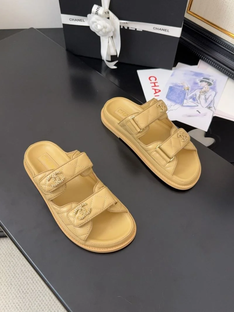 Low-cost Chanel Slippers