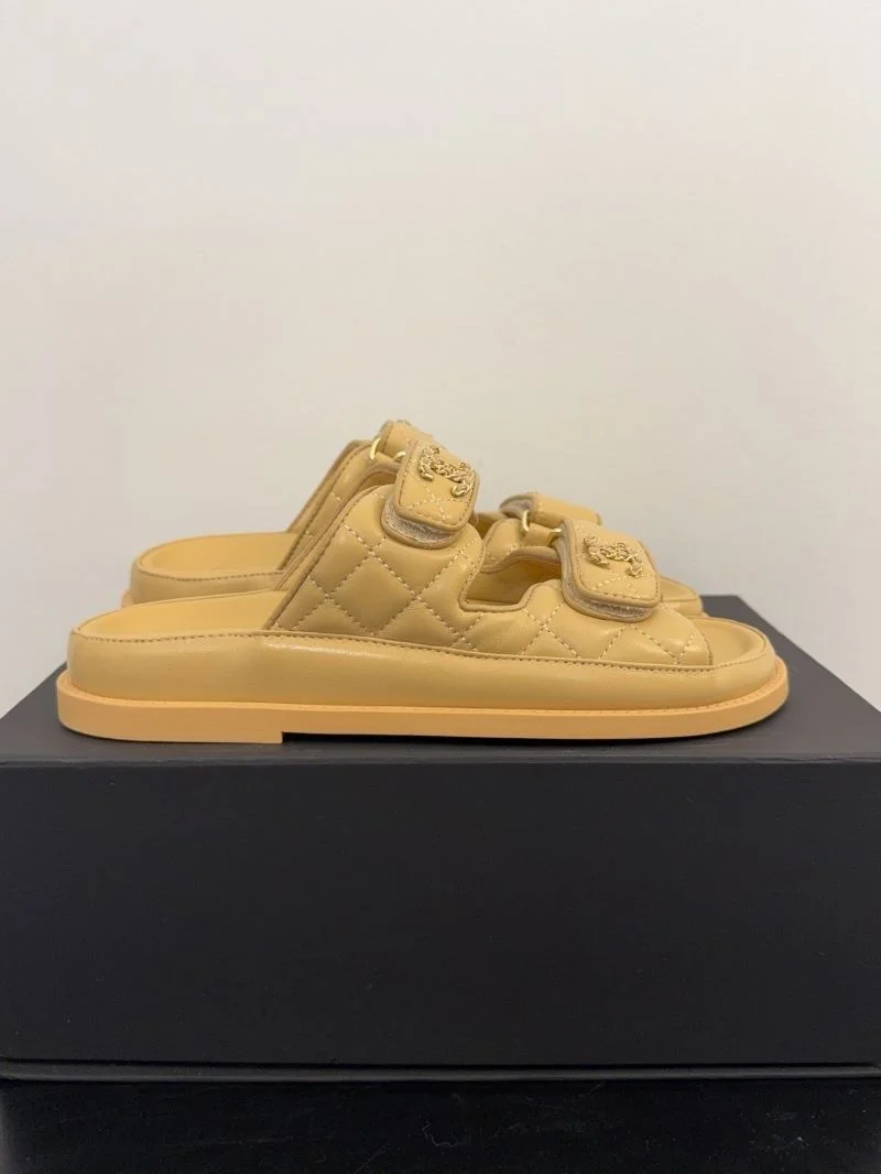 Low-cost Chanel Slippers