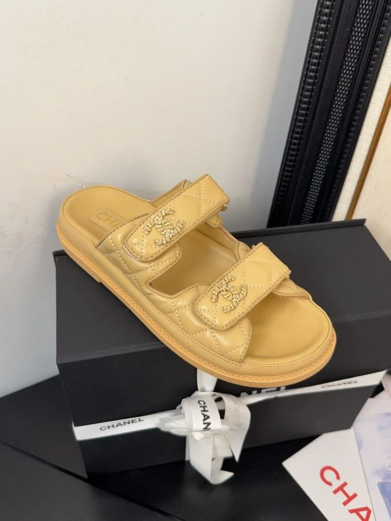 Low-cost Chanel Slippers