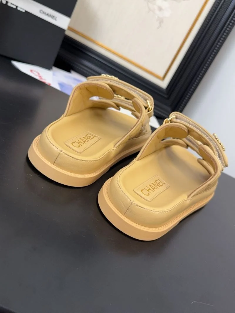 Low-cost Chanel Slippers