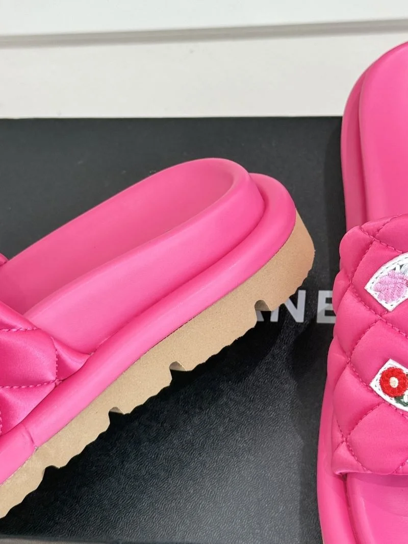 Low-cost Chanel Slippers
