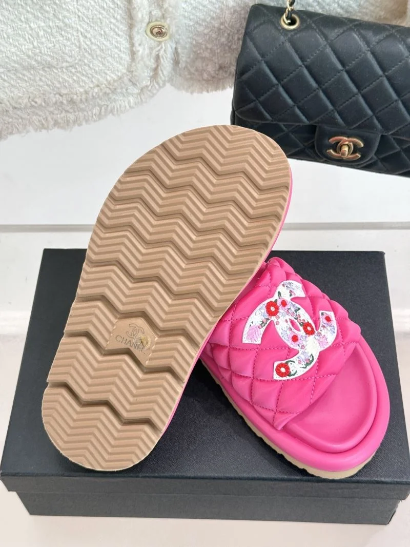 Low-cost Chanel Slippers