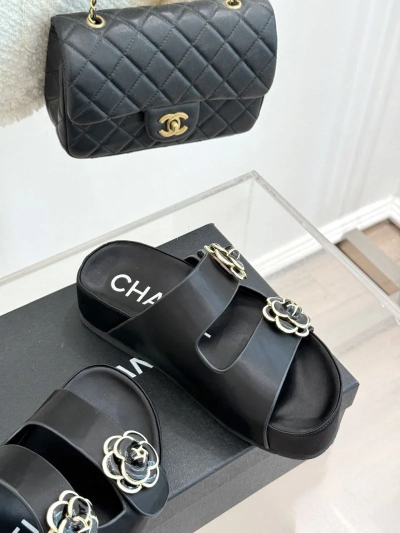 Top mirror Chanel Slippers
