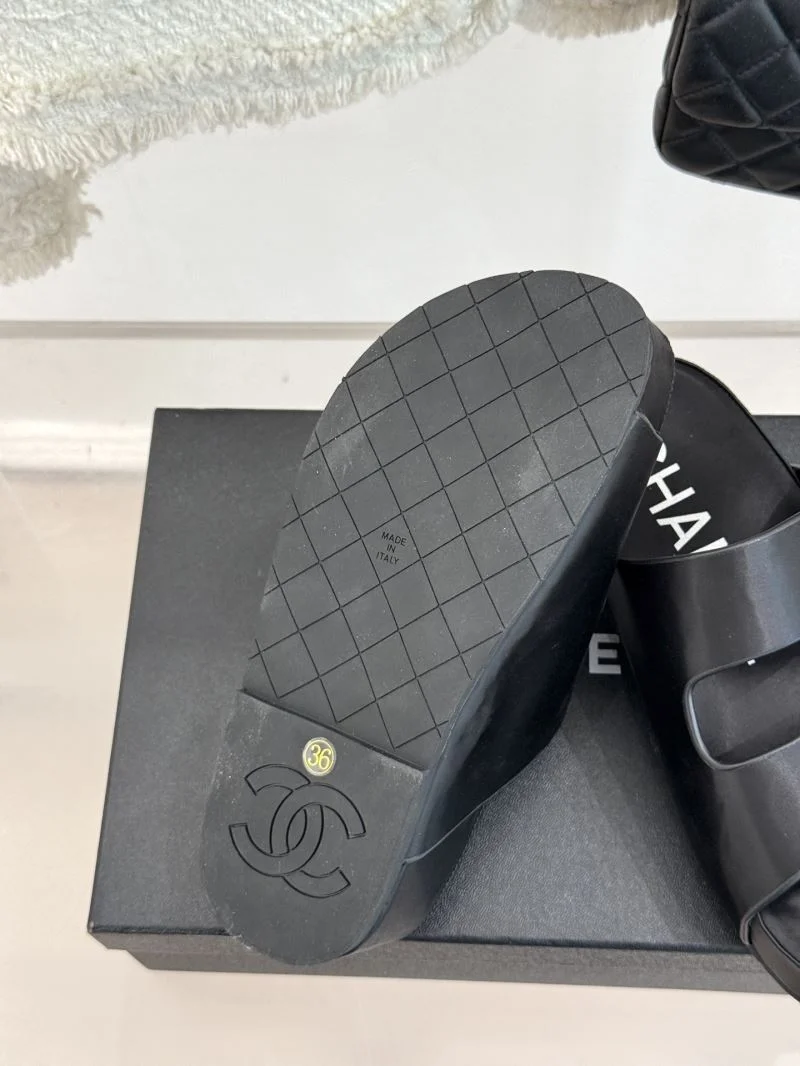 Top mirror Chanel Slippers