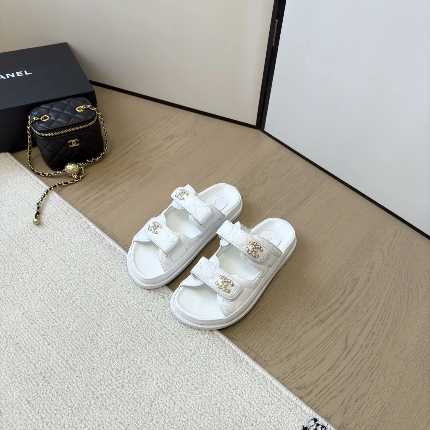 Top mirror Chanel Slippers