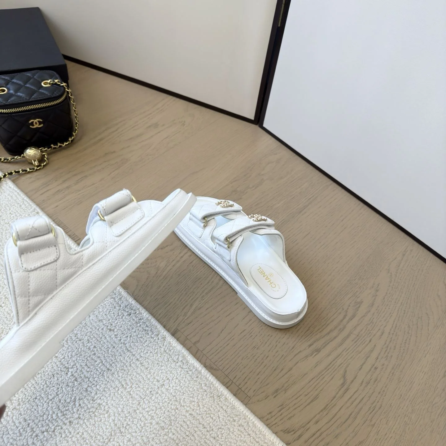 Top mirror Chanel Slippers