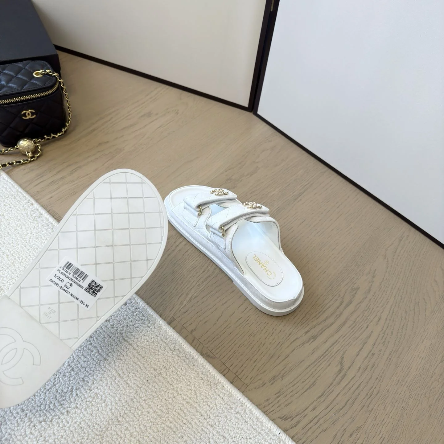 Top mirror Chanel Slippers