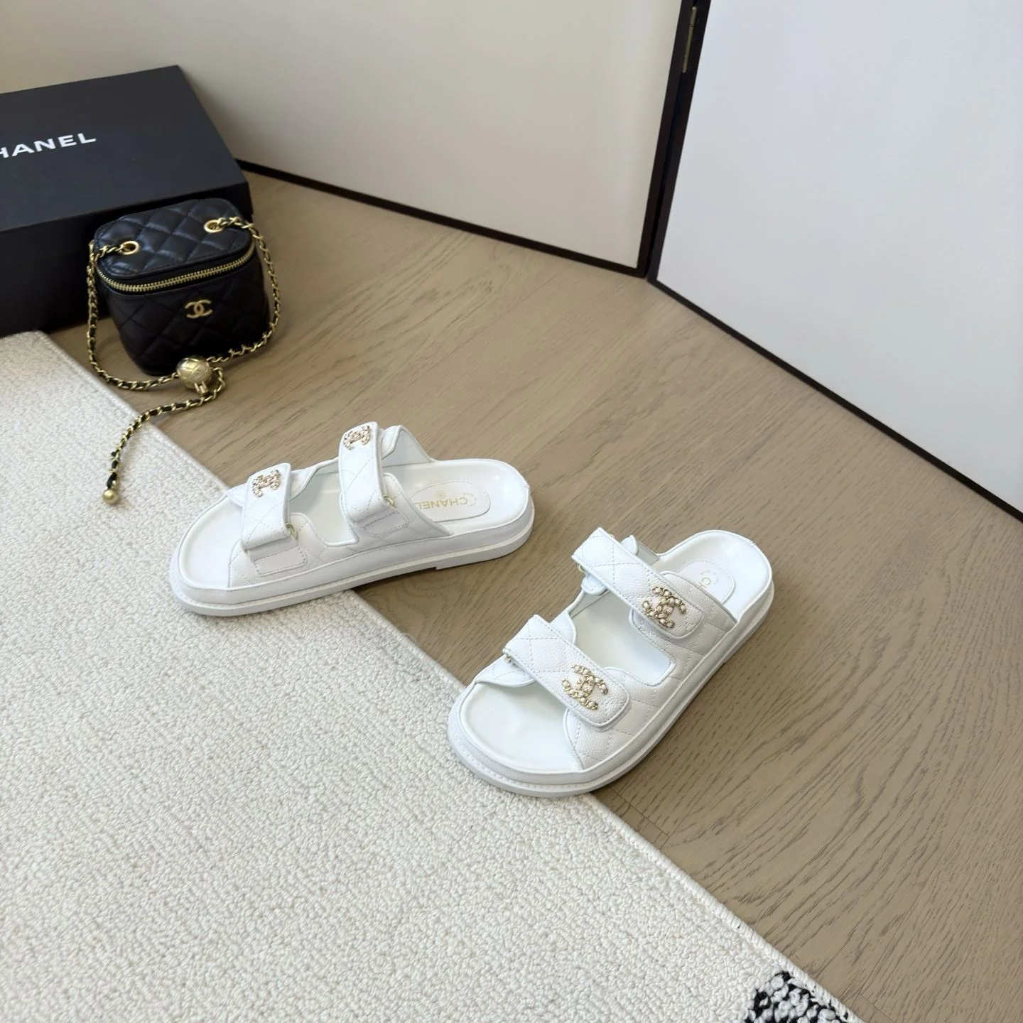 Top mirror Chanel Slippers