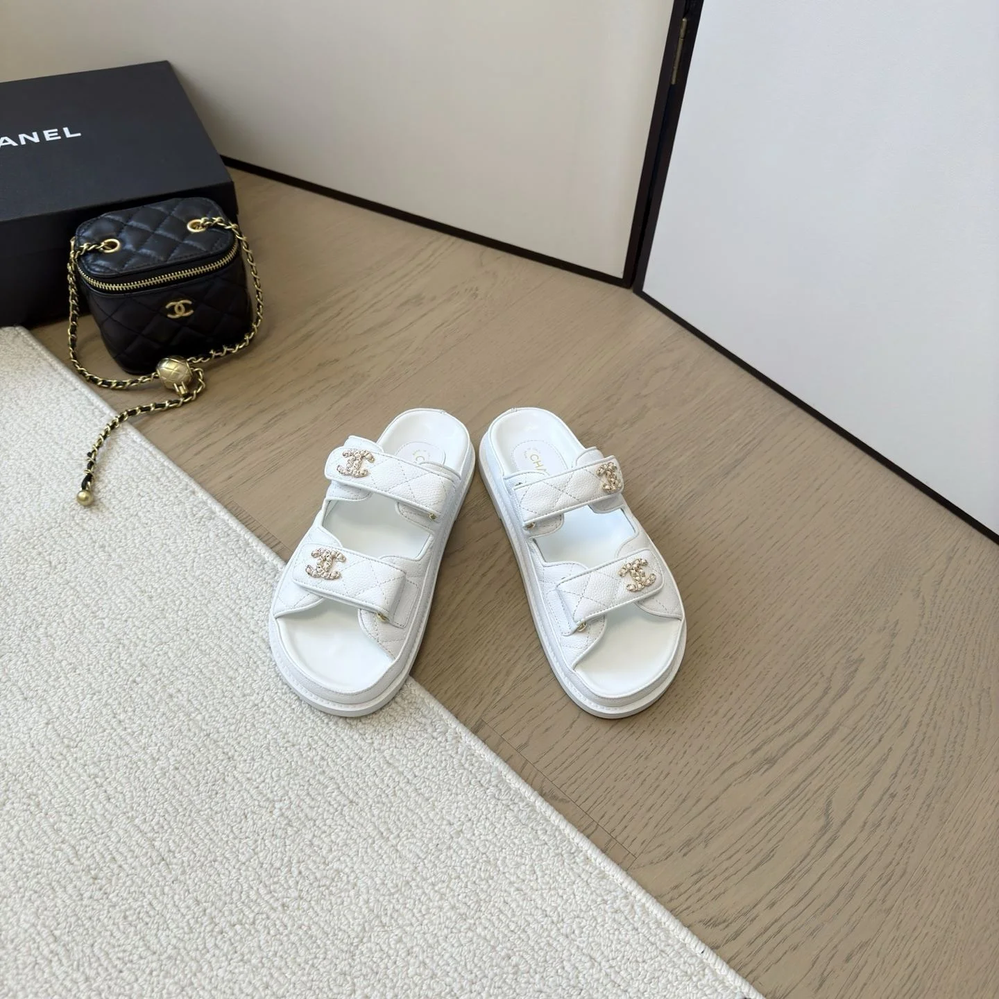 Top mirror Chanel Slippers