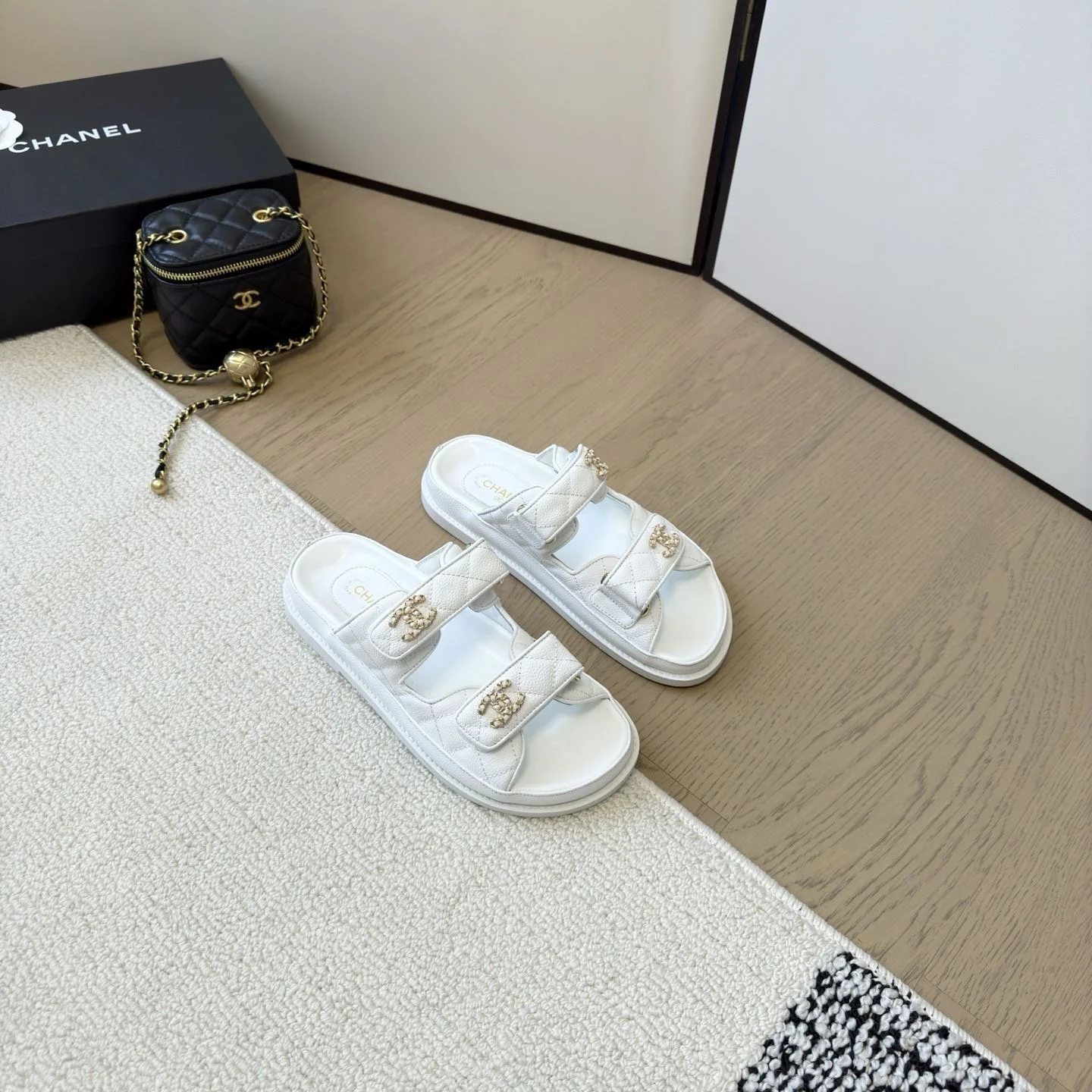 Top mirror Chanel Slippers
