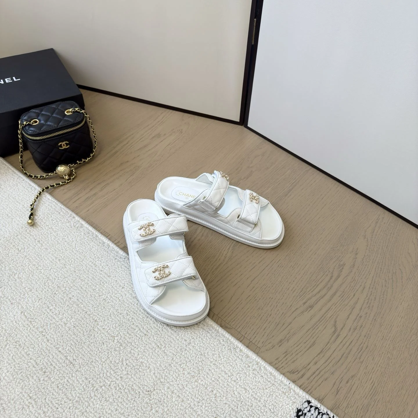 Top mirror Chanel Slippers