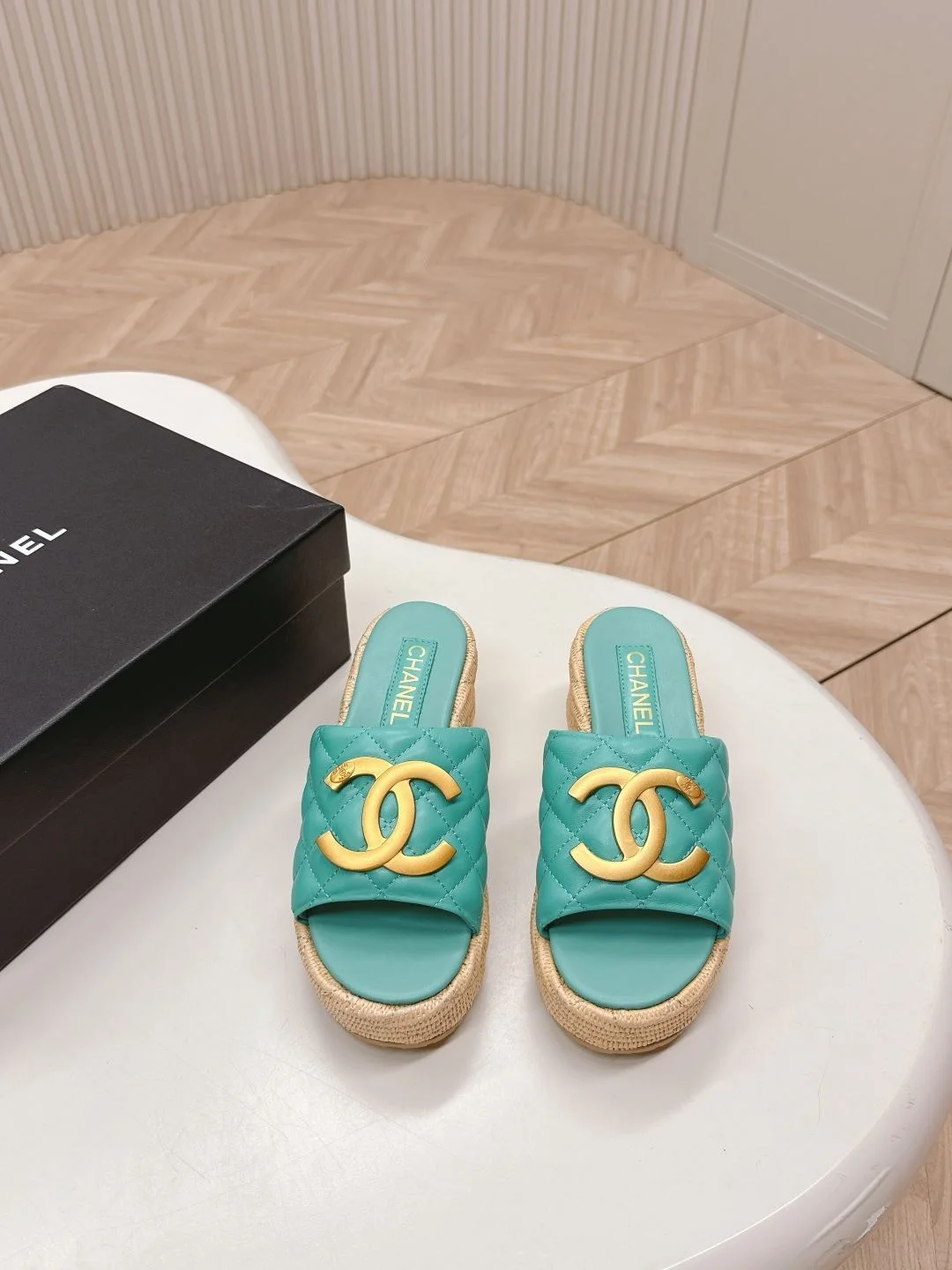 Top mirror Chanel Slippers