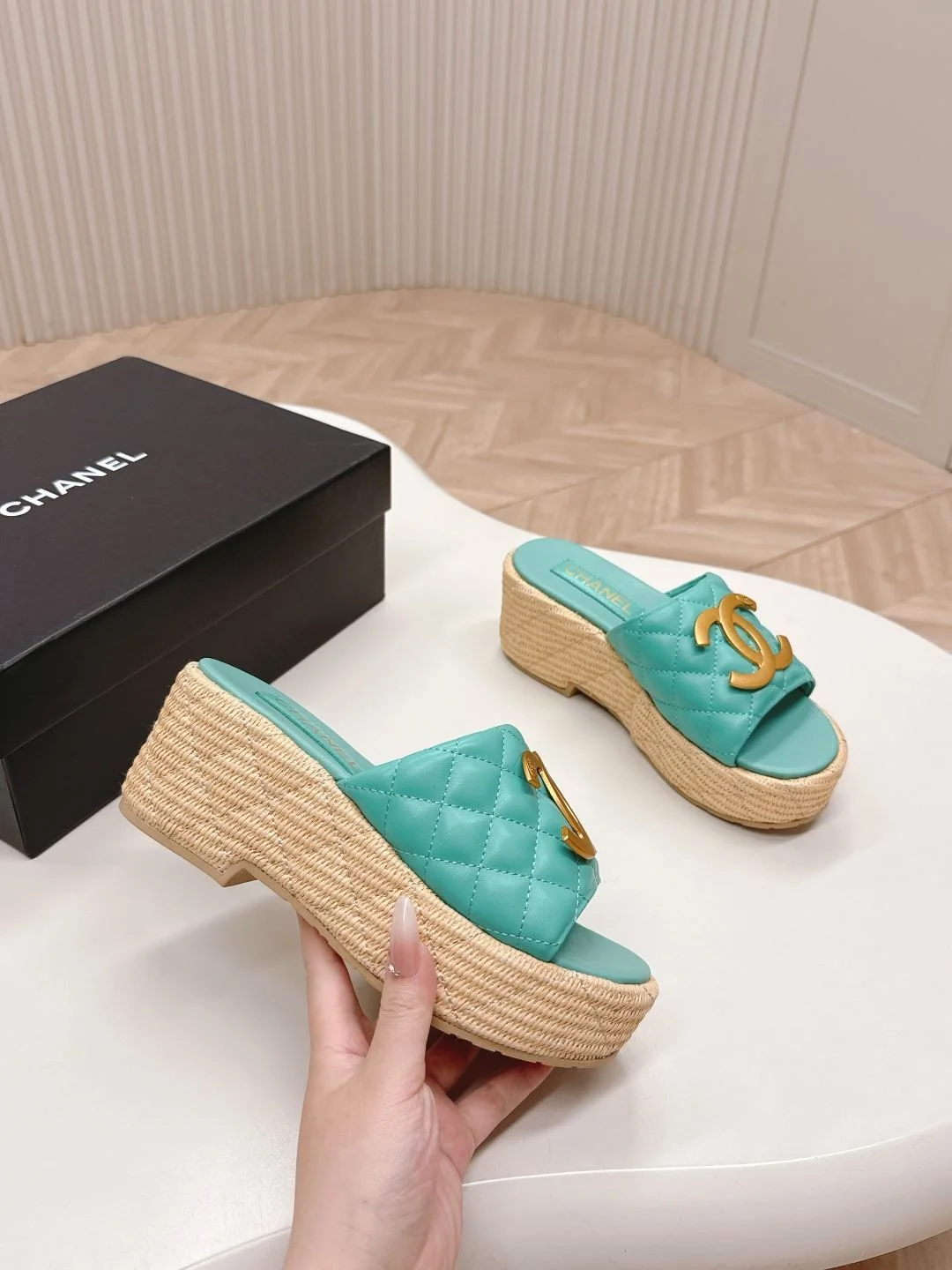 Top mirror Chanel Slippers