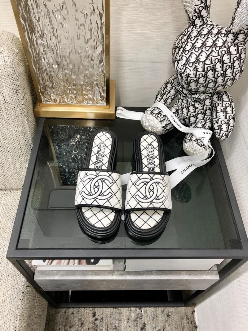 Top mirror Chanel Slippers