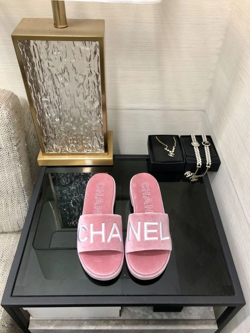 Low-cost Chanel Slippers
