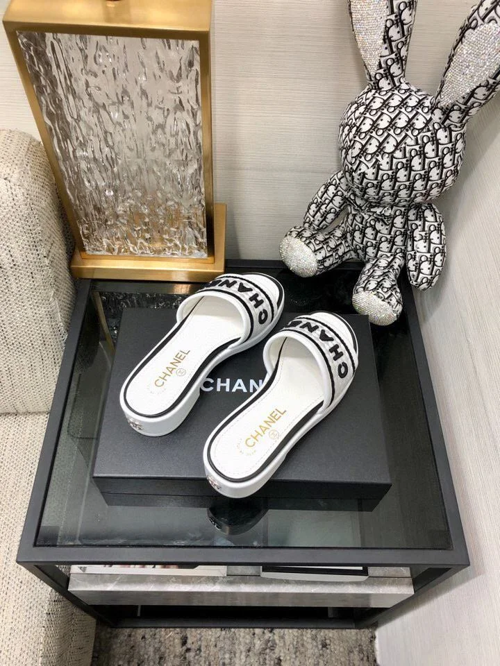 Low-cost Chanel Slippers