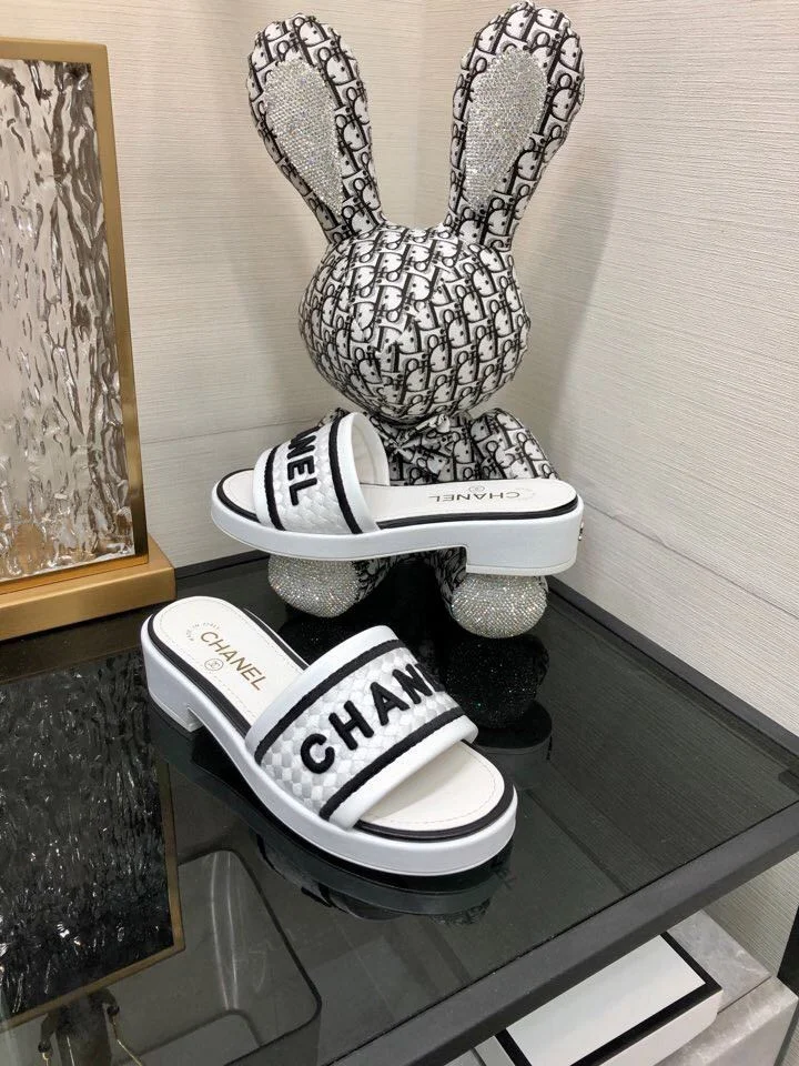 Low-cost Chanel Slippers