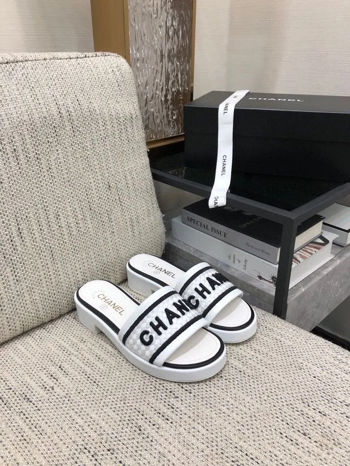Low-cost Chanel Slippers