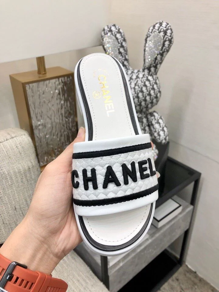 Low-cost Chanel Slippers
