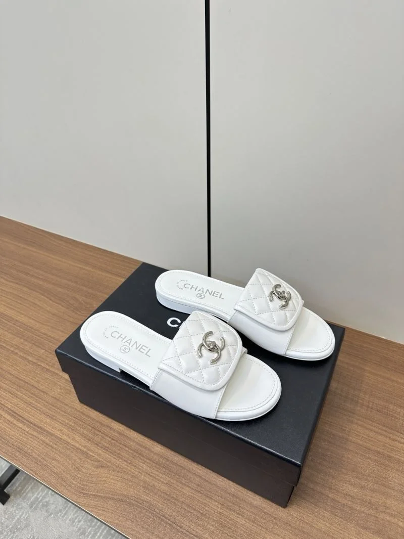 Low-cost Chanel Slippers