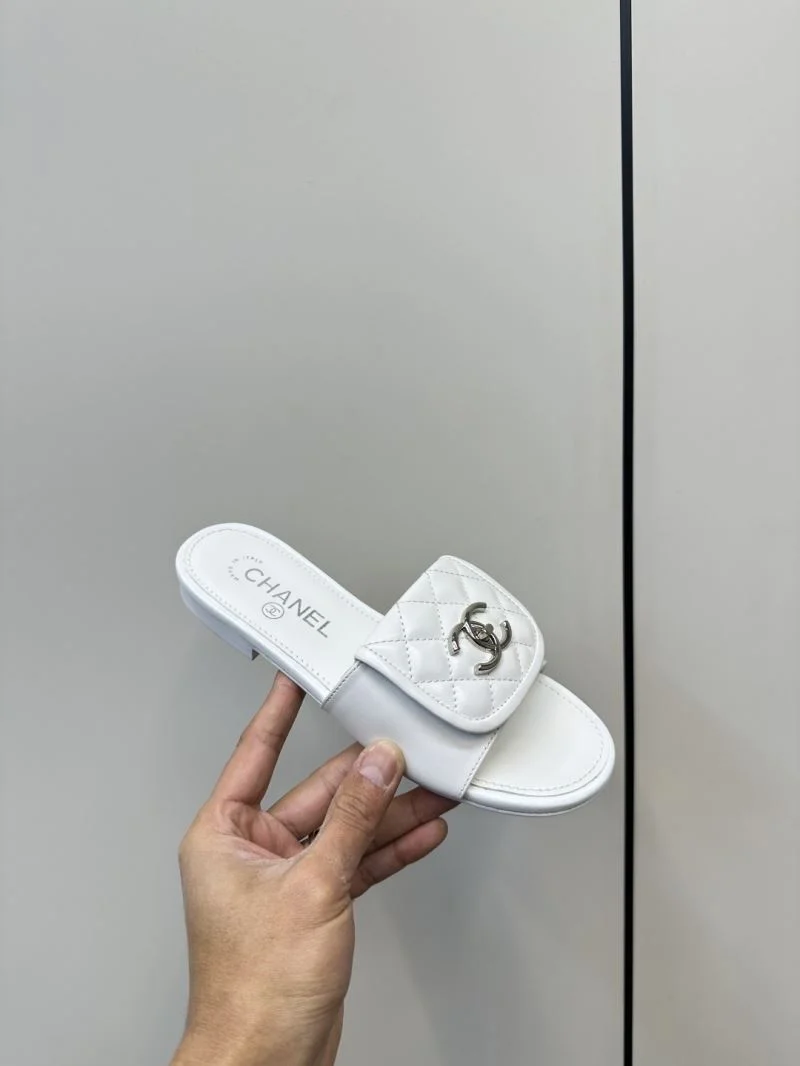 Low-cost Chanel Slippers