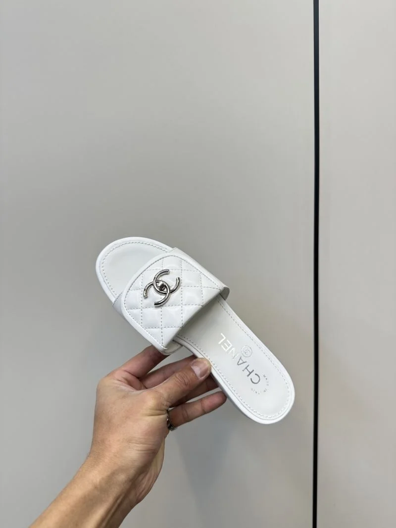 Low-cost Chanel Slippers