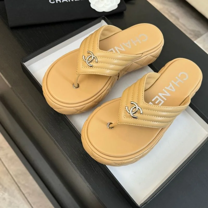 Top mirror Chanel Slippers