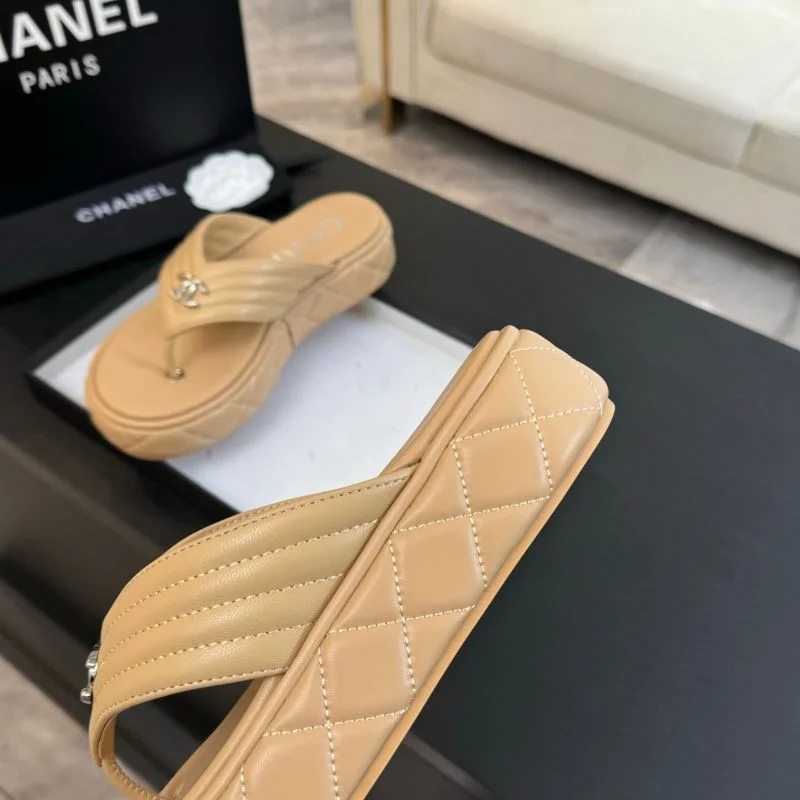 Top mirror Chanel Slippers