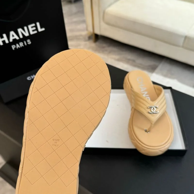 Top mirror Chanel Slippers