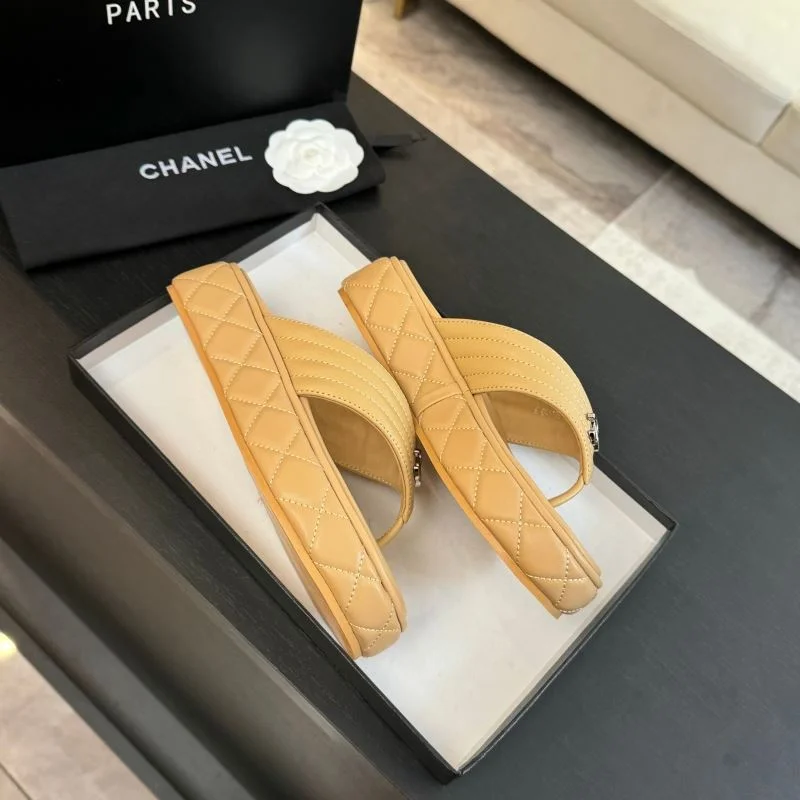 Top mirror Chanel Slippers