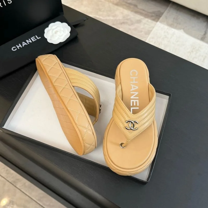 Top mirror Chanel Slippers