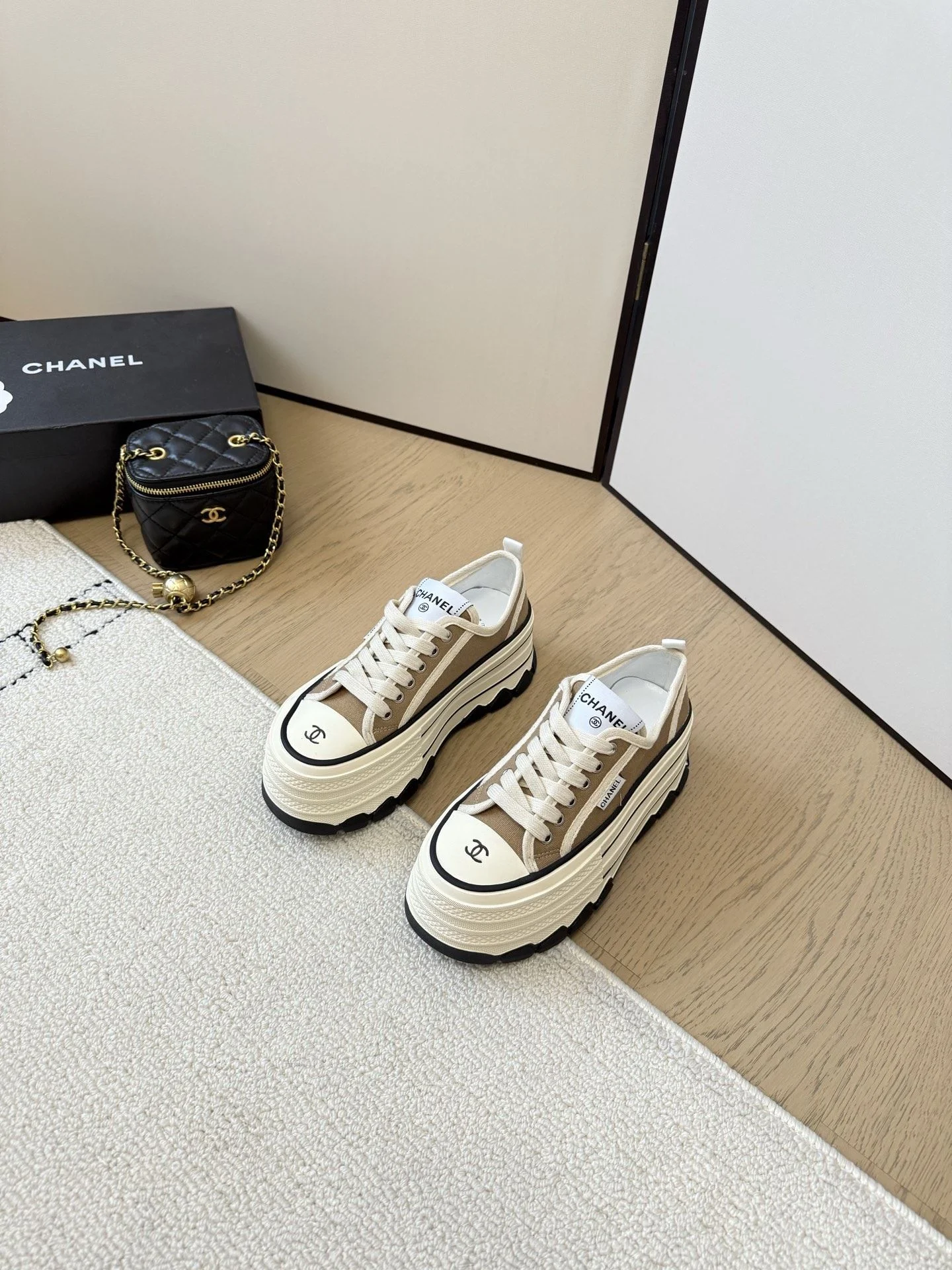 Top mirror Chanel Sport Shoes
