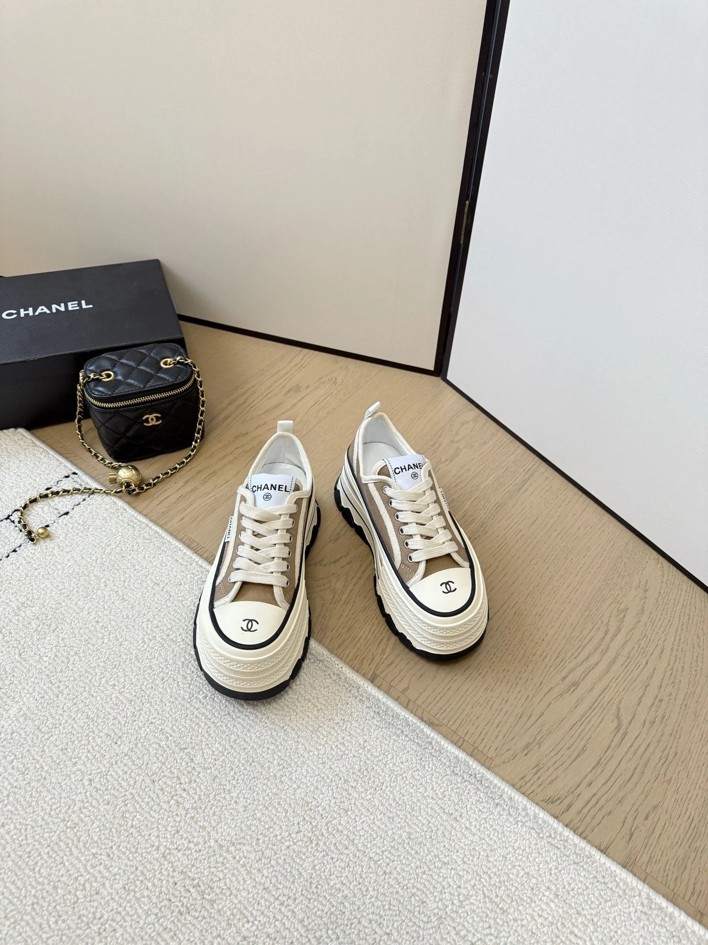 Top mirror Chanel Sport Shoes