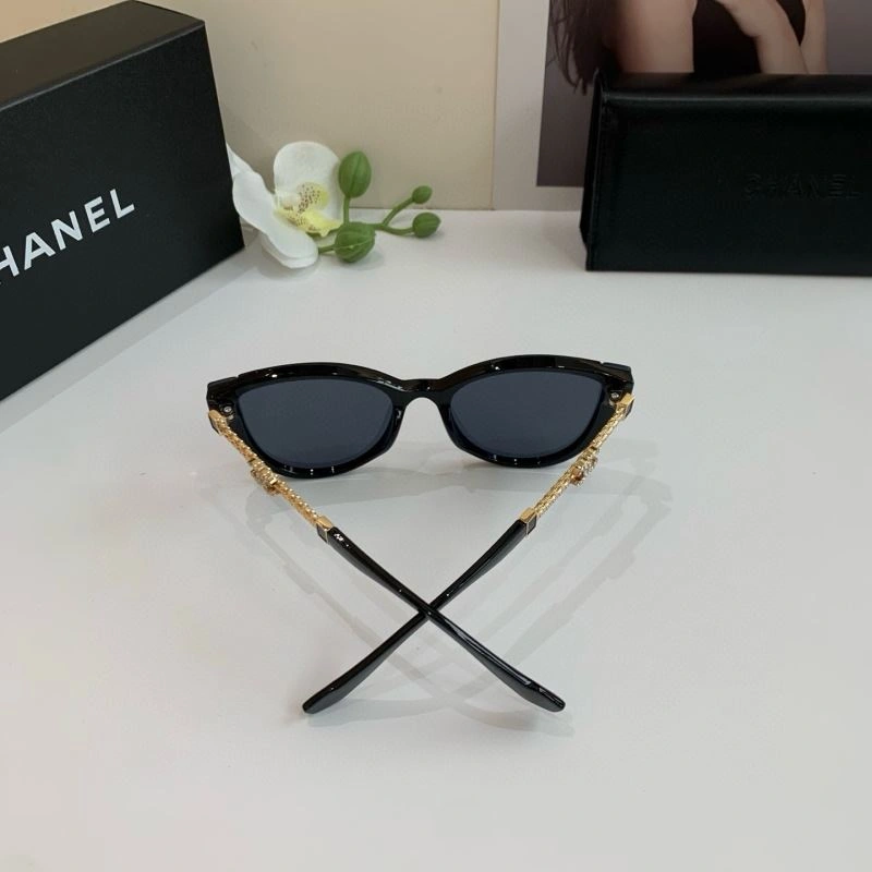 Top mirror Chanel Sunglasses