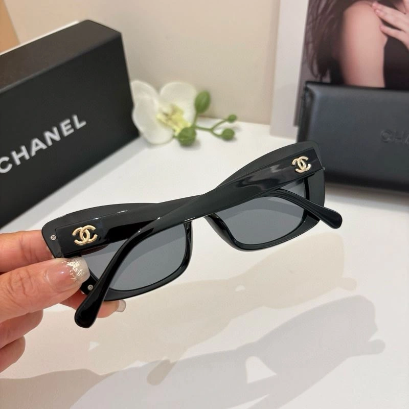 Top mirror Chanel Sunglasses