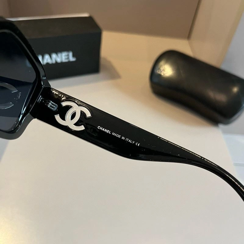 Top mirror Chanel Sunglasses