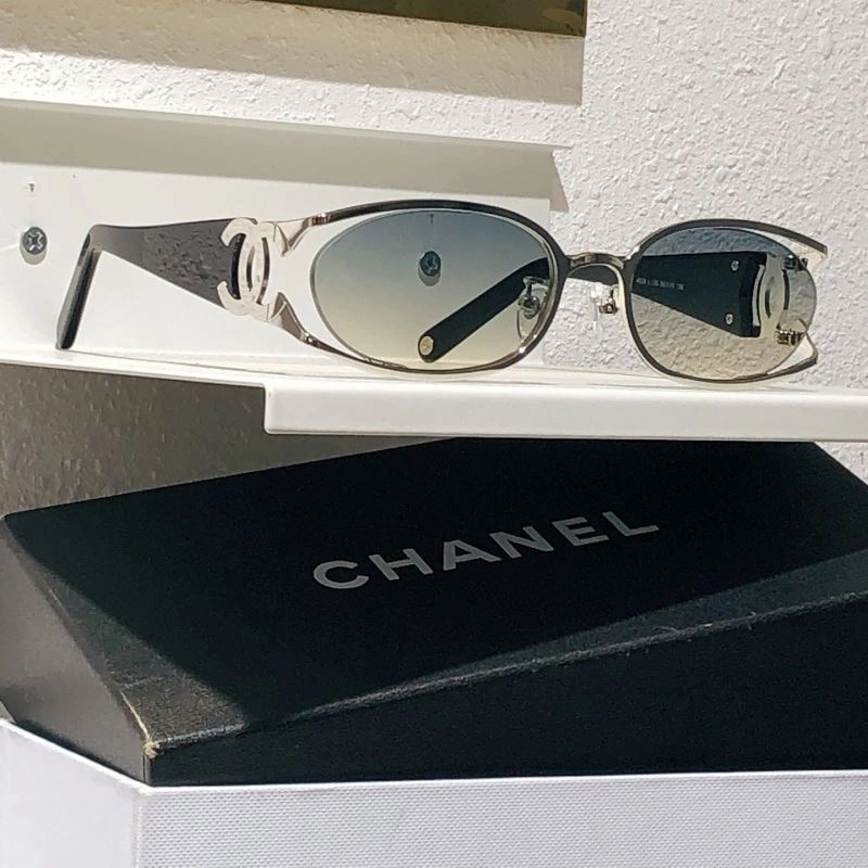 Top mirror Chanel Sunglasses