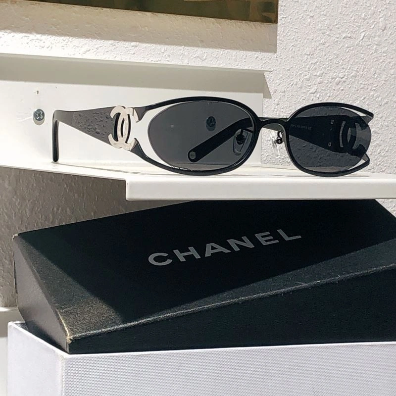 Top mirror Chanel Sunglasses